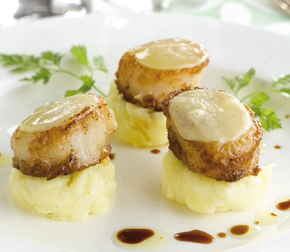 Saint Jacques rôties à l'huile d'olive sur écrasé de pomme de terre au ...